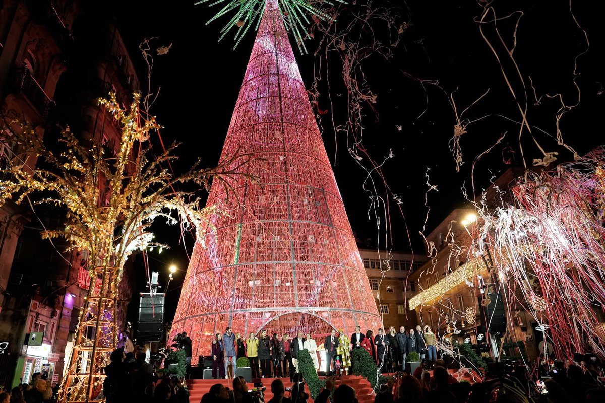 Vigo inicia la Navidad con música, confeti y nieve artificial en todo ...